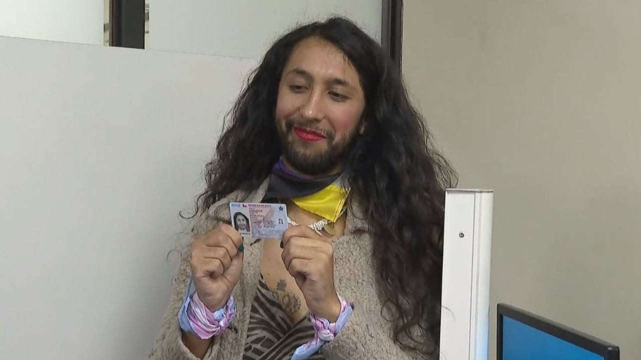 Hacen entrega del primer carnet de identidad no binario en Chile - Alerta Noticias